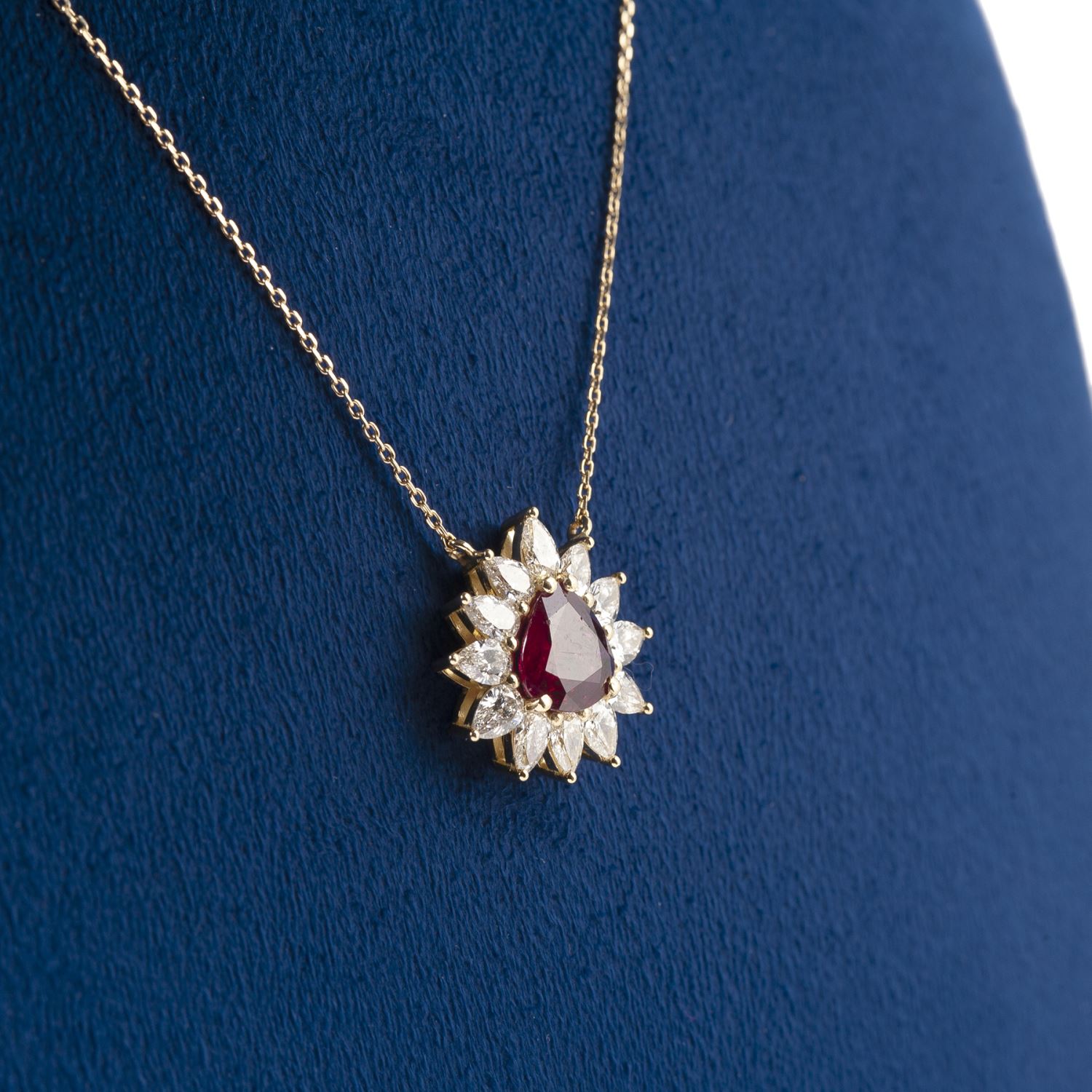 Colgante Cadena En Oro Amarillo Con Rubí Y Diamantes Naturales. en oro ...